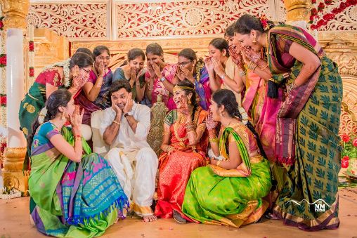 15 Awesome Shots Couples’ Friends Should Have With The Couple – Shopzters